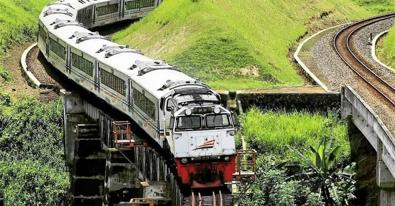 Mulai 27 Agustus, Kereta Wisata Priority PT KAI Tersedia Di Rute Gambir ...
